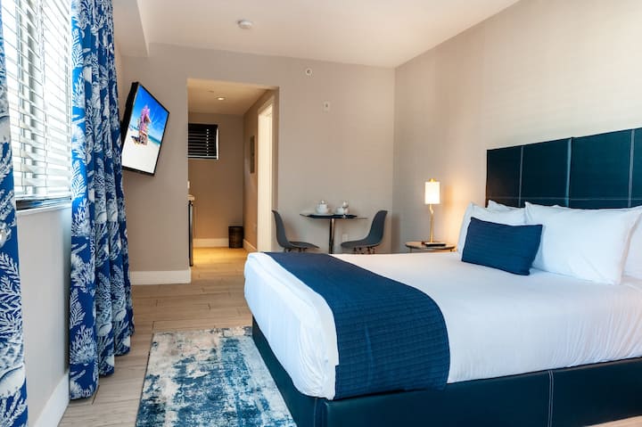 Apart-hotel Room, Queen Bed, Pool, Near The Beach - Miami Beach, FL