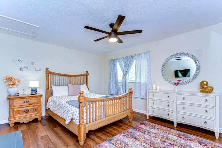 Central Location: Heated Pool, W/d On Site - Pinellas Park, FL