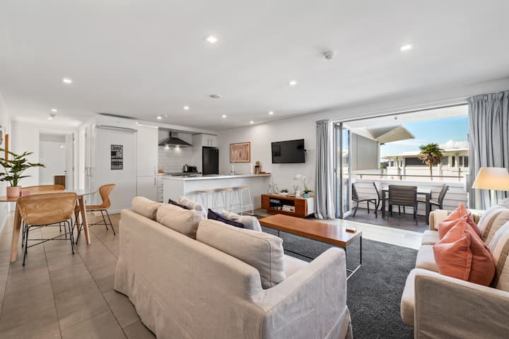 Waterfront Paihia Apartment With Pool. - Paihia