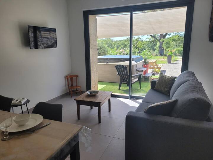 Gîte Paisible Avec Spa Et Climatisation à Couzon - Bourbon-l'Archambault