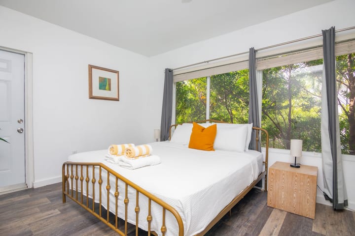 Spacious 2-bedroom Apt In The Heart Of Sobe - Miami, FL