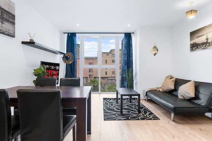 Mercury Suite | Netflix & Wifi Dedicated Workspace - Birmingham