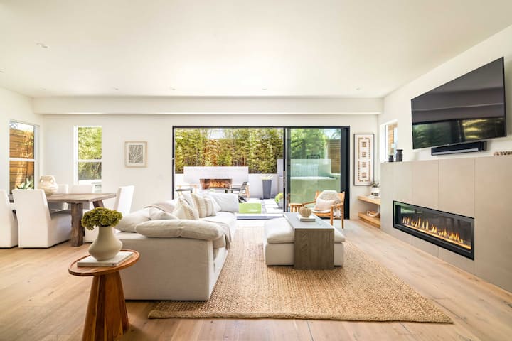 Contemporary Indoor Outdoor Living, Walk To Beach - Encinitas, CA