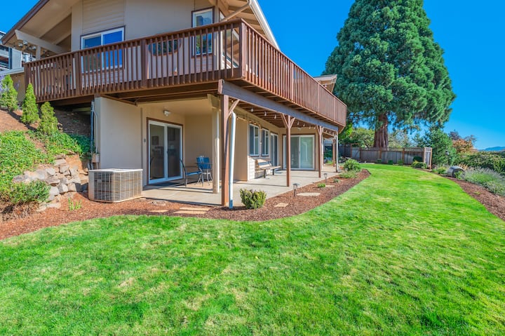Red Hills Haven | King Suite, Sauna & Views - Dundee, OR