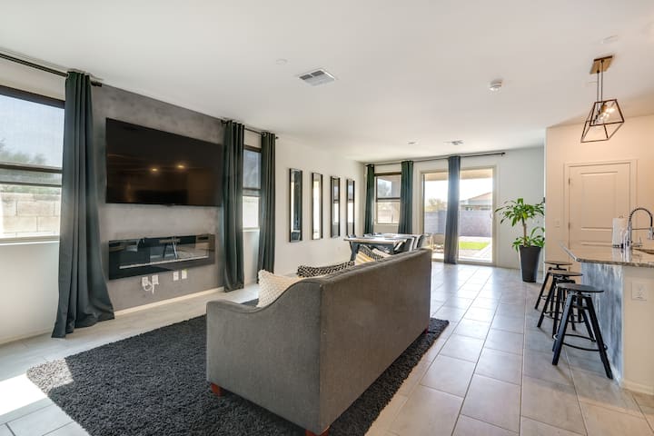 Sunny Arizona Escape W/ Patio, Grill & Fireplace! - Glendale