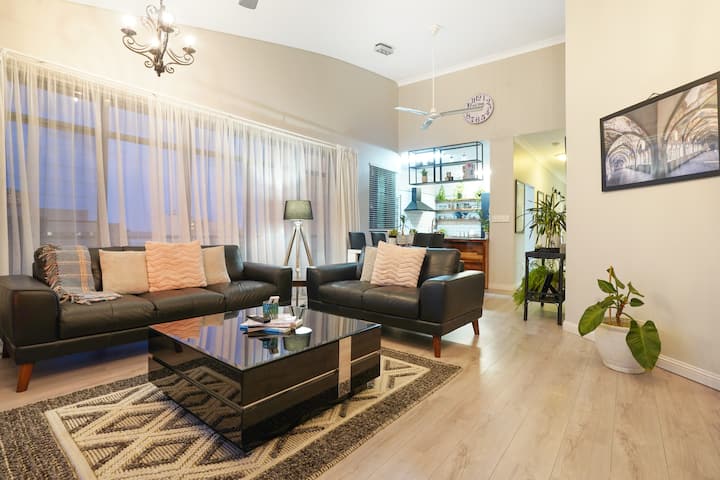 City Retreat Top Floor, Harbour Views, Pool + Gym - 다윈