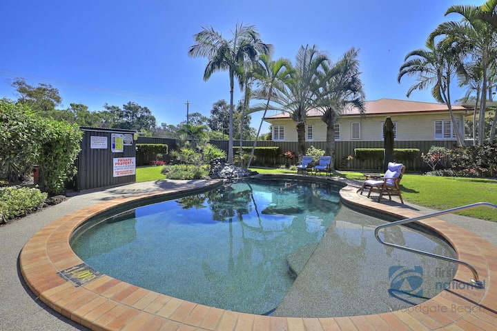 Spacious Open Plan Villa With Complex Pool - Woodgate