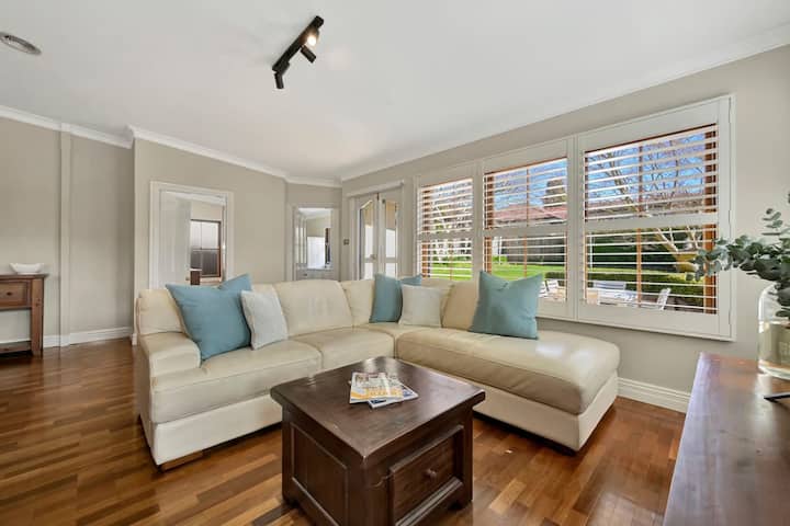 Heritage Charm On Hill | Tree-lined Walk To Town - Orange