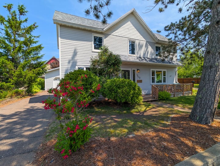 North Coast Beach Access Cottage | Near Canal Park - Duluth, MN