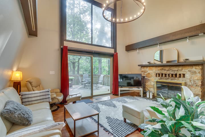 Spacious Massanutten Retreat W/ Hot Tub & Games - Massanutten, VA