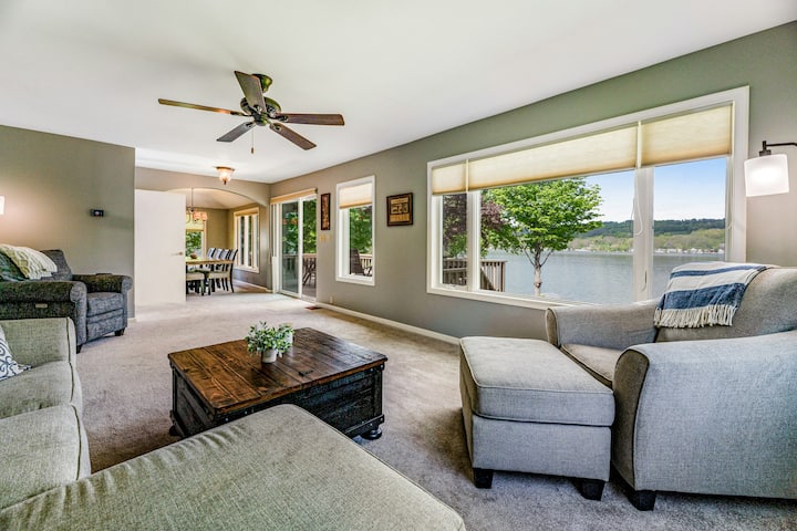 Lakefront 4br With Amazing Views, Dock & Game Room - Penn Yan, NY