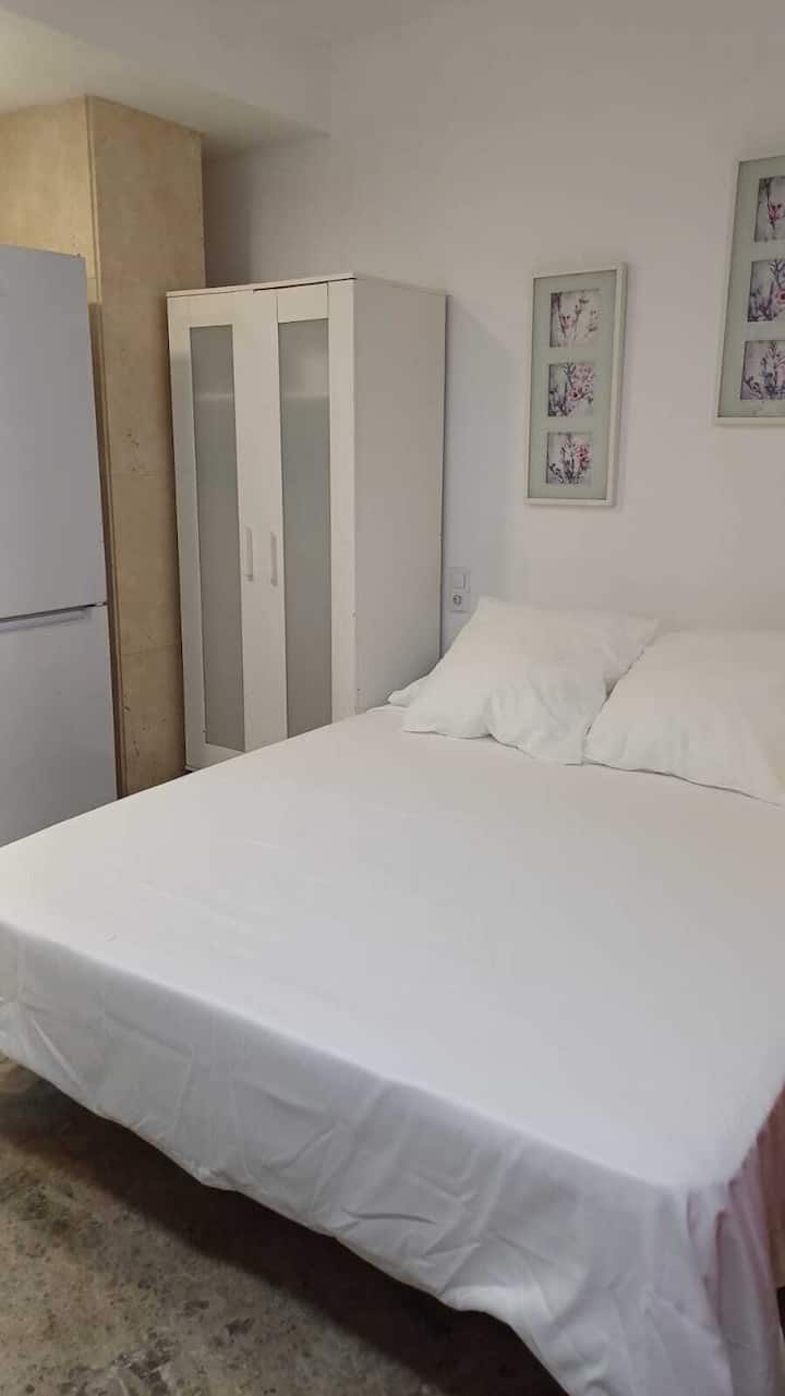 Studio-standard-ensuite-city View- Maximo 2 Person - Badalona