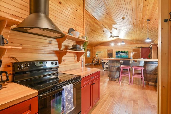 Buckeye Lake Cabin | Hot Tub & Large Porch - Lost lands festival