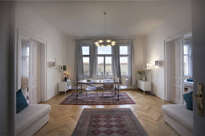 Spectacular Riverview Apartment - Praga