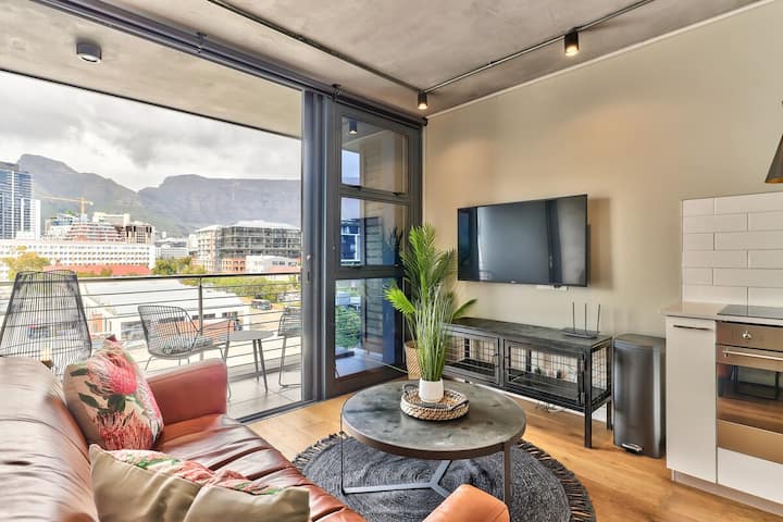 1 Bed Condo With Mountain Views & Pool Deck - Camps Bay