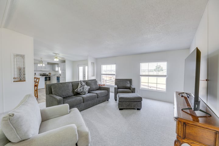 Tranquil Elgin Getaway W/ Private Deck & Patio! - Elgin, TX
