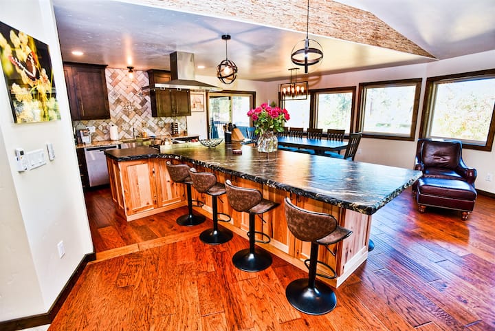 Large Cabin Hot Tub, Sauna, Fire Pit, Bbq, 2 Decks - McCall, ID