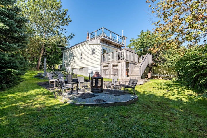 Rooftop Deck With Harbour Views In Halifax - Halifax, NS, Canadá