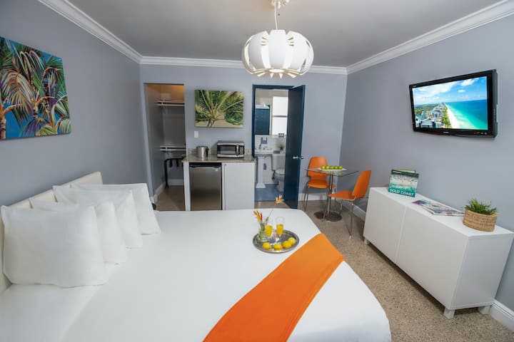 Queen Room On Hollywood Beach - Dania Beach, FL