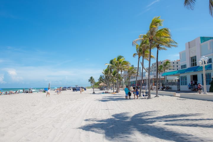 Cute Room, Queen Bed, Steps From Hollywood Beach - Hollywood, FL