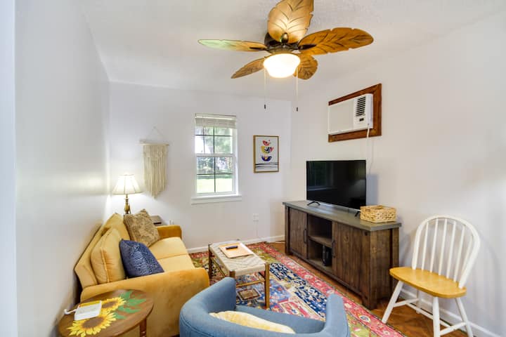 Charming Dtwn Retreat: 1 Mi To Ocean Springs Beach - Ocean Springs, MS