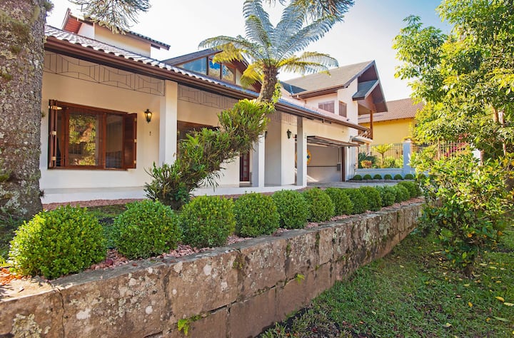 Casa Ipê Amarelo - 6 Dormitórios, 22 Pax, Junto A - Gramado