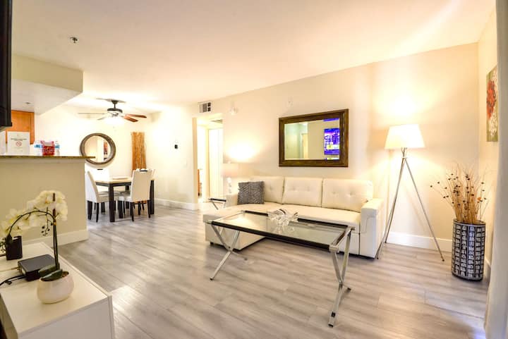 Lux 2br/2ba Condo Near Strip W/pool, Gym, Balcony - Las Vegas, NV