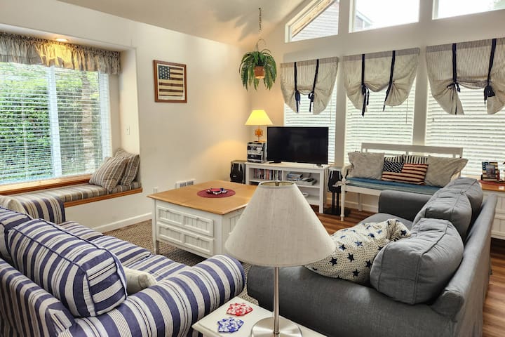 Fantastic Neskowin Beach Home -Stars Stripes Sand! - Neskowin, OR