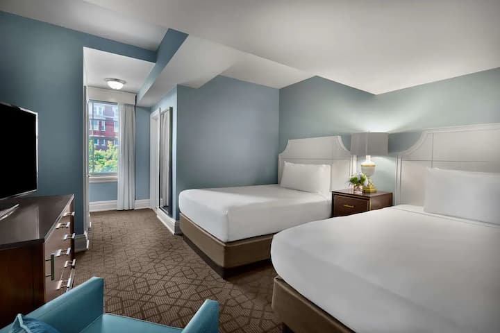Forest Park Tour! 3 Spacious Suites W/ Parking! - St. Louis, MO