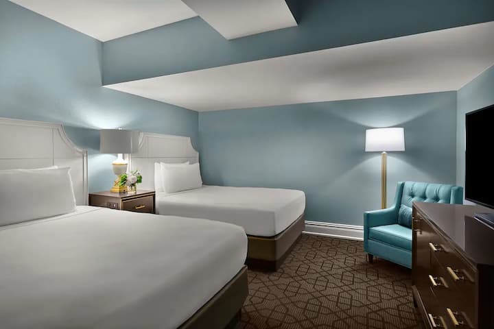 Forest Park Tour! 3 Spacious Suites W/ Parking! - St. Louis, MO