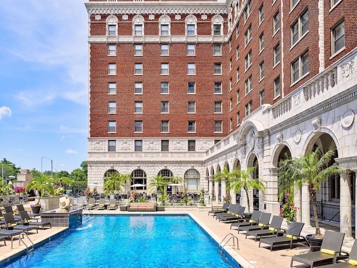 2 Pet-friendly Rooms W/ Parking! Outdoor Pool - St. Louis, MO