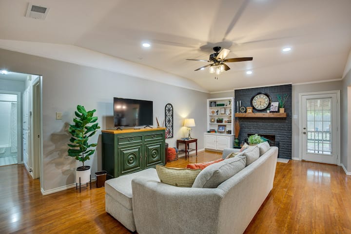 Darling Waxahachie Home W/ Yard & Fire Pit! - Waxahachie, TX
