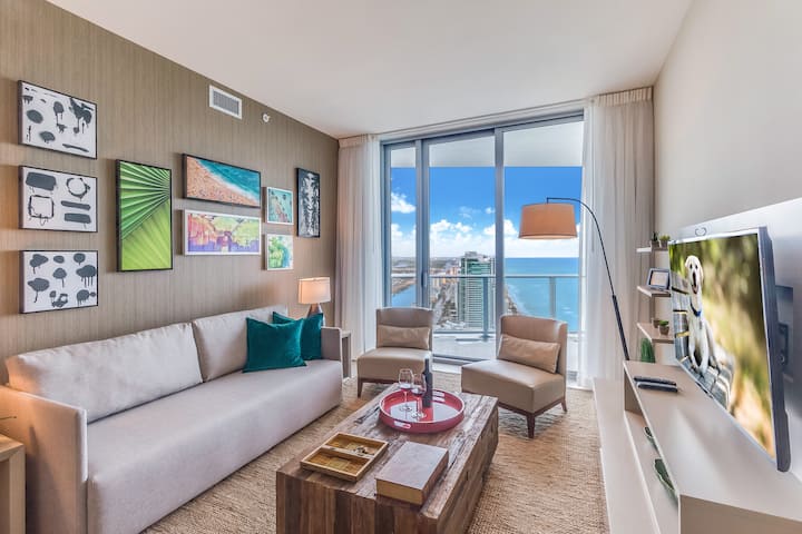 Luxury Coastal Retreat With Pools And Ocean Breeze - Hollywood, FL
