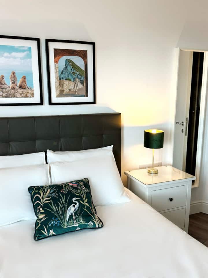 Bright City Centre 2 Bed Apt With Private Balcony - Los Barrios
