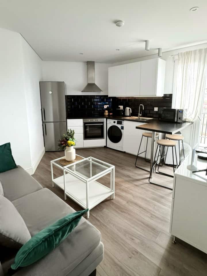 Bright City Centre 2 Bed Apt With Private Balcony - Gibraltar