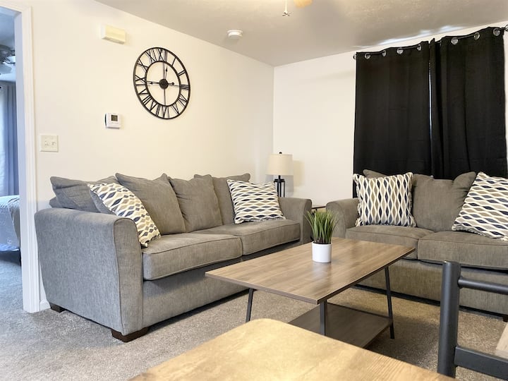 Pet Friendly Central Cottage 1 Bed 1 Bath Home - Illinois