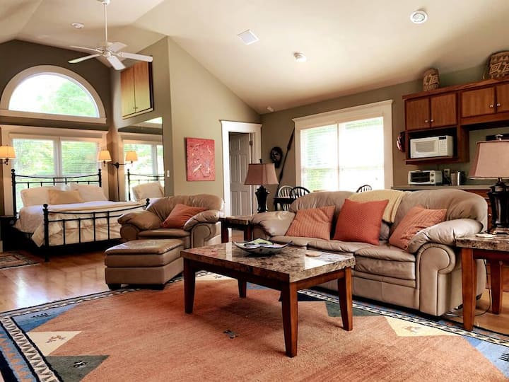 The Alexander Guest House - Fayetteville, AR