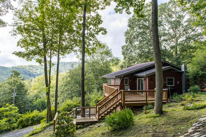 A Red Chalet - Linville Home With Firepit & Views! - Banner Elk, NC