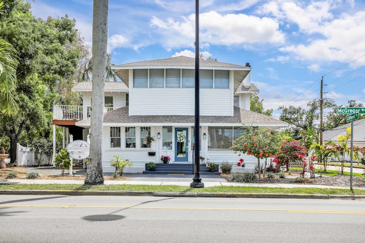 Hibiscus House Bed & Breakfast  Inn Parrot Room - Fort Myers, FL