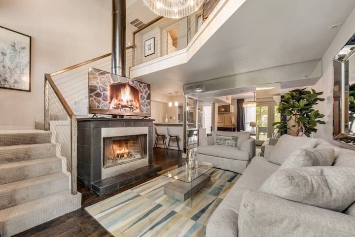 Stylish 2-story Condo, Pool View - Dallas