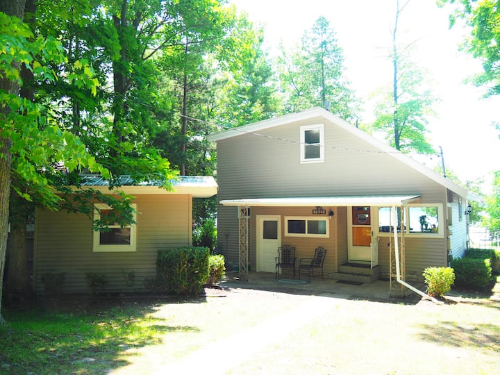 Cavalier Cottage - Private Lakefront W/ Kayaks! - Honor, MI