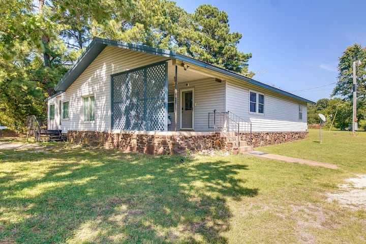 Cookson Vacation Rental W/ Spacious Yard & Porch! - Rocky Mountain, OK