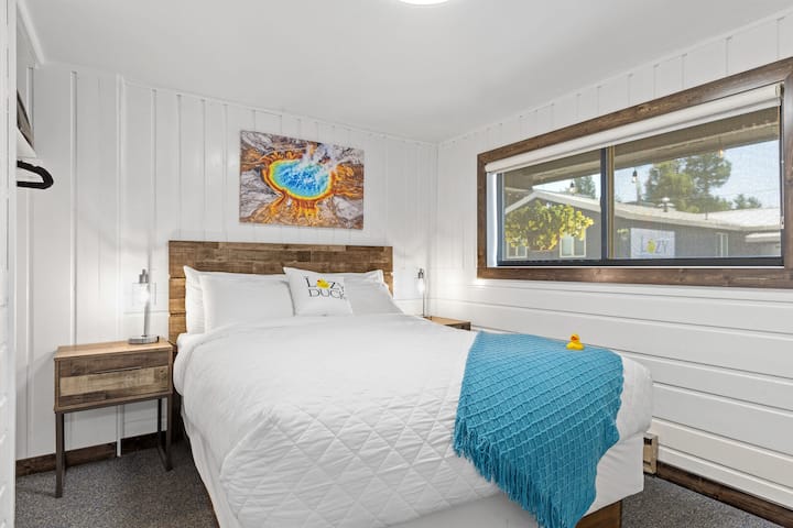 2 Bedroom Unit! Lazy Duck Inn #16 - West Yellowstone, MT