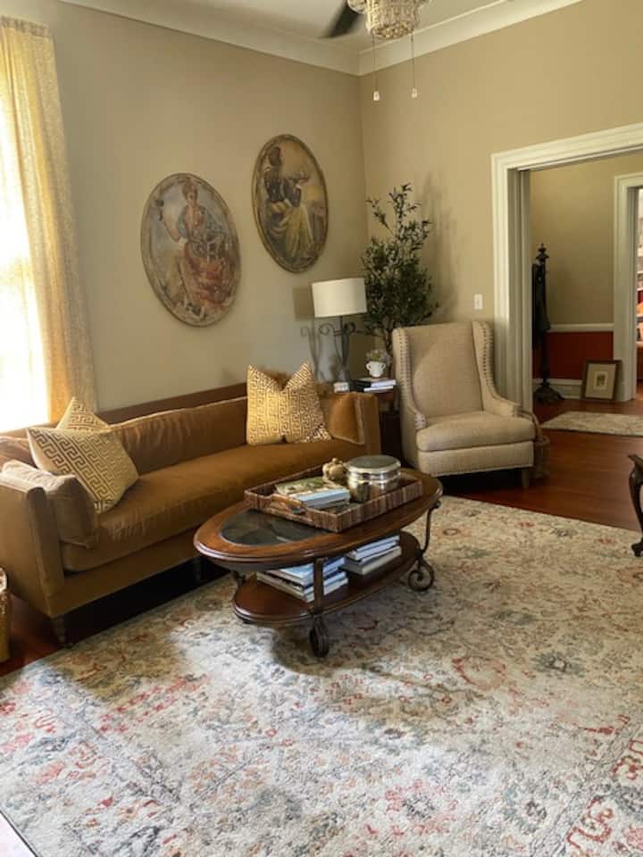Jenny's Downtown Hideaway(b&b)-rumble Room - Laurel, MS