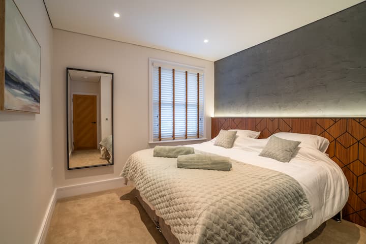 Hazelwick Apartment - A Stunning 2 Bed Apartment - London Gatwick Airport (LGW)
