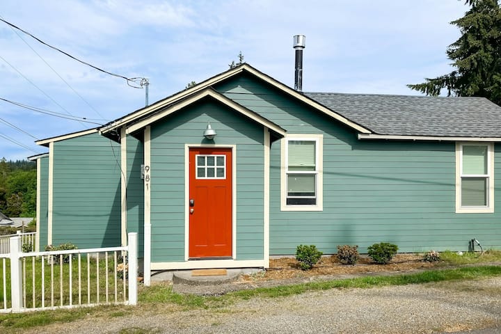 2br Quaint Home With Wood Stove - Dog-friendly - Bremerton, WA