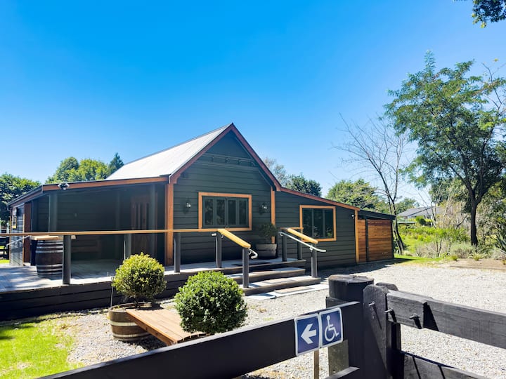 Black Cottage Boutique Accommodation - Havelock North