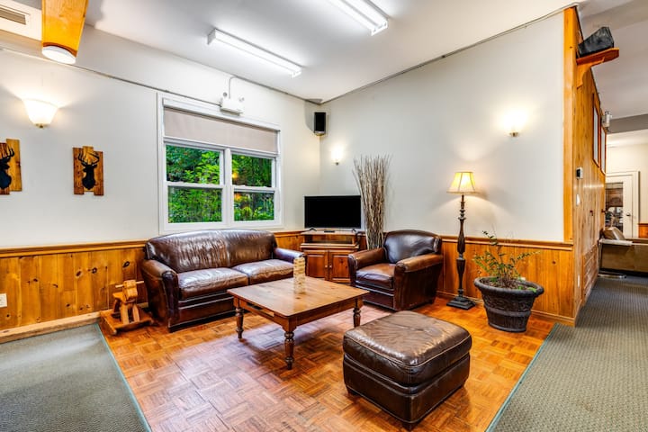 Renovated Muskoka Cottage On Lakefront - Chumerie - Ontario 60