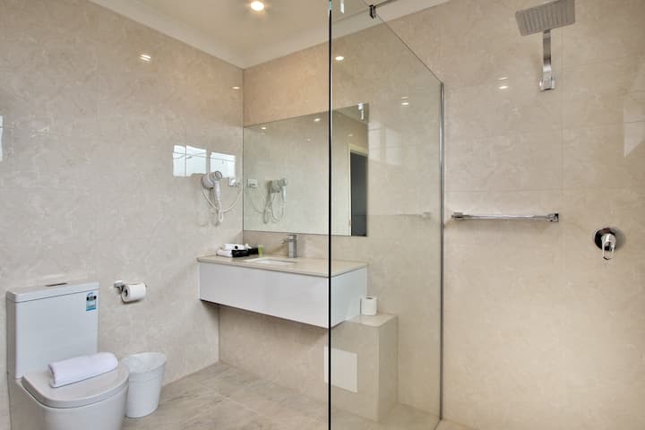 Modern Comforts Townhouse - Dandenong