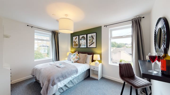 Stylish Duplex Apartment With Home Office - Newport